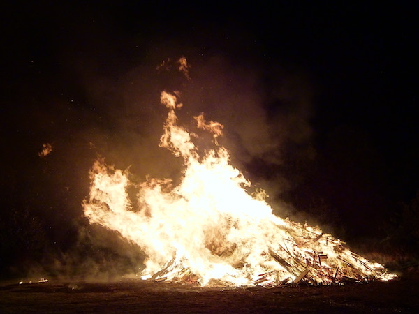 In Pictures: Willaston White Star Football Club bonfire and fireworks ...
