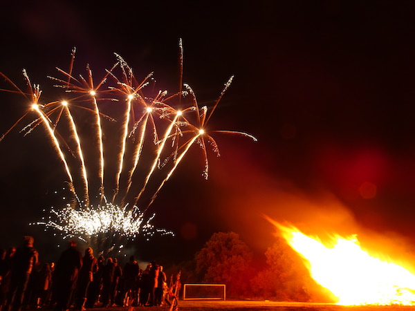 In Pictures: Willaston White Star Football Club bonfire and fireworks ...